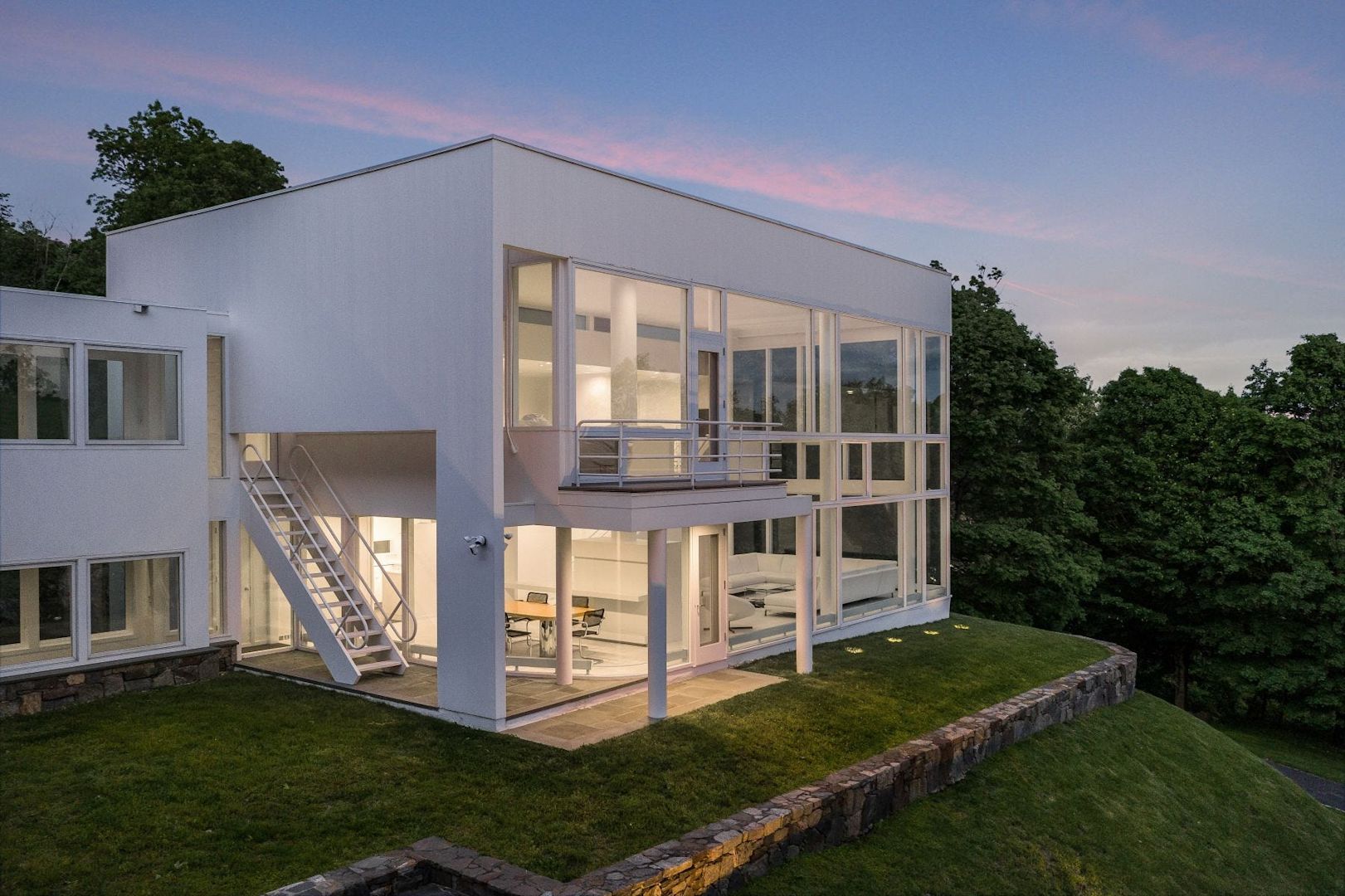 Luxury Living: Modern masterpiece in Mt. Kisco boasts 2 kitchens ...