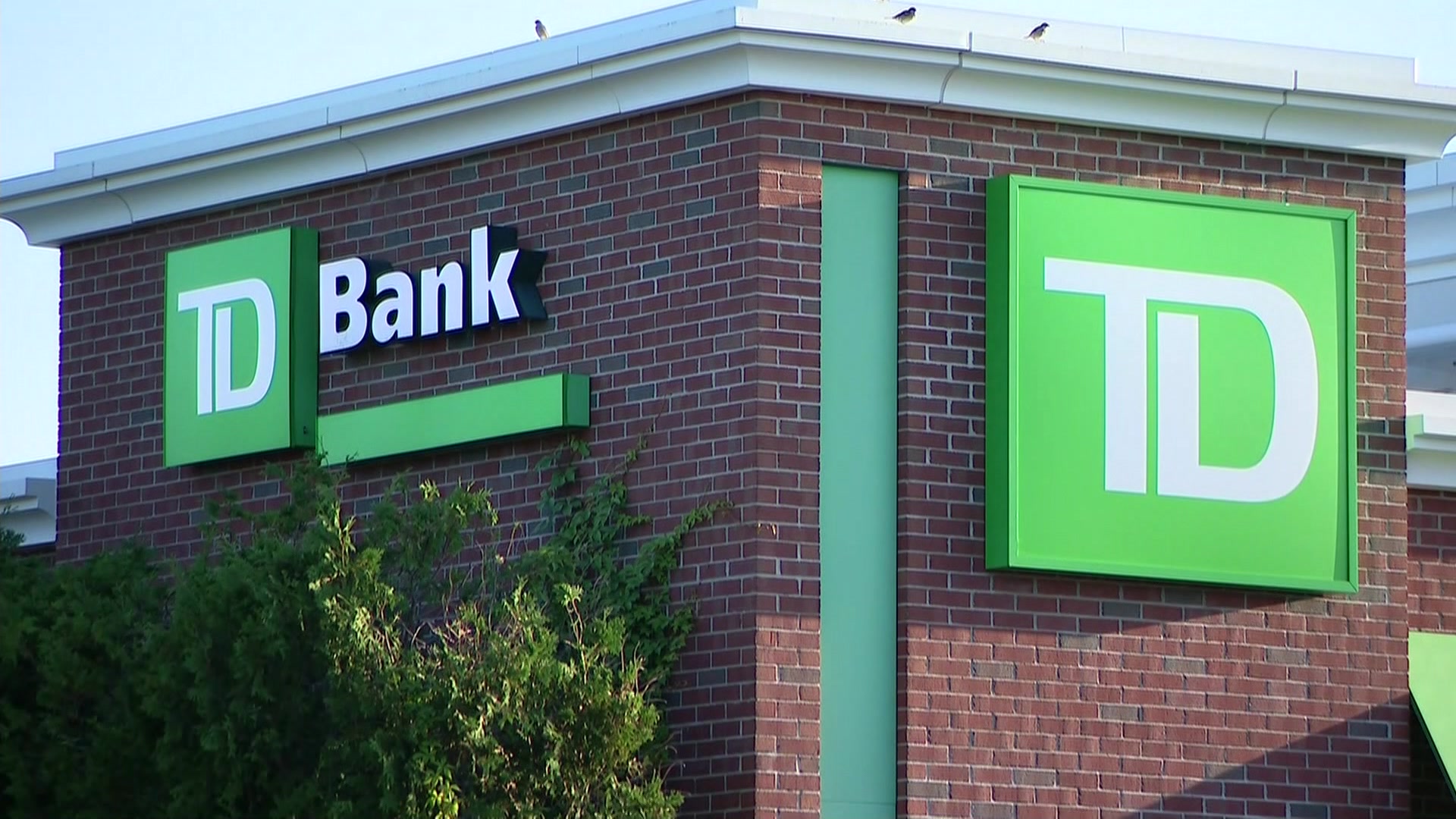 News 12 | Brooklyn | Police Suspect Wanted For Bay Shore Bank Robbery