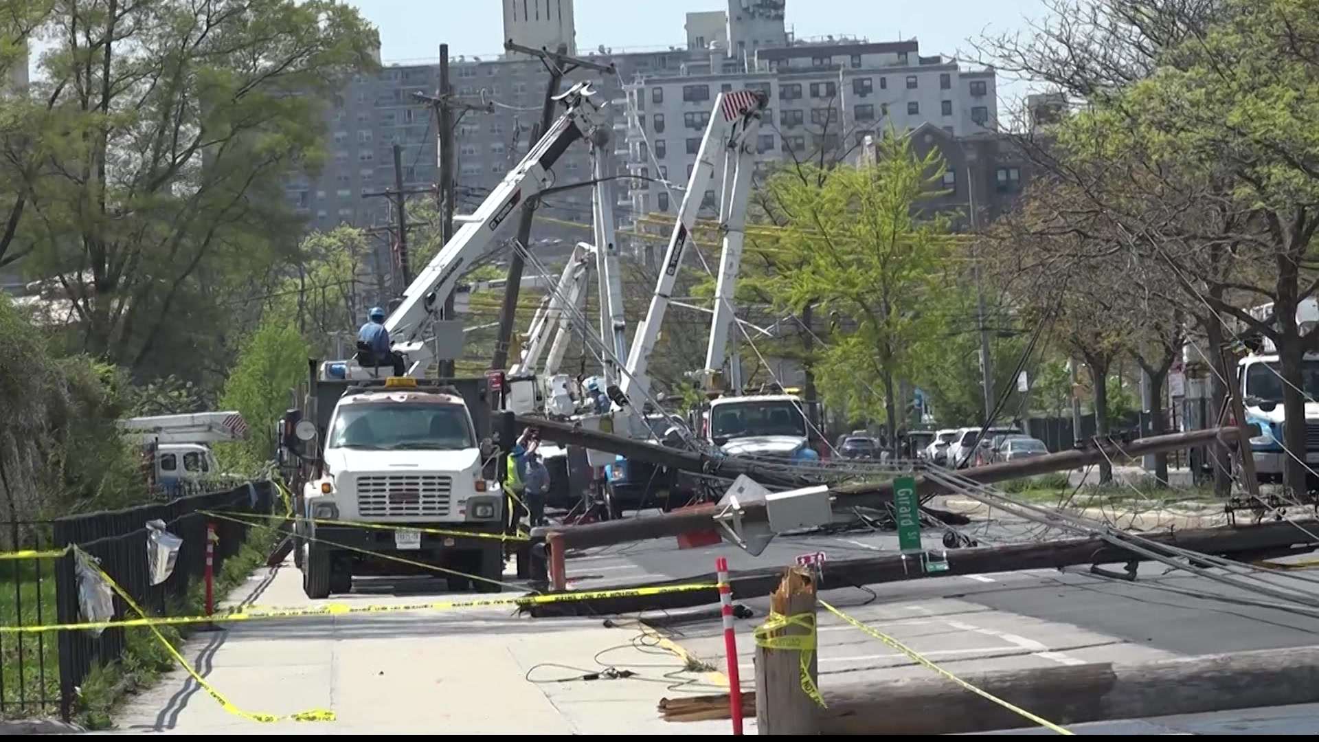 Truck takes down multiple power lines, leaves hundreds without power