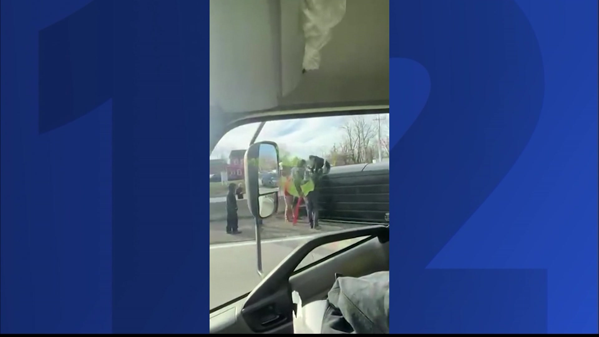 Viewer video: Good Samaritans help rescue driver of flipped van on ...