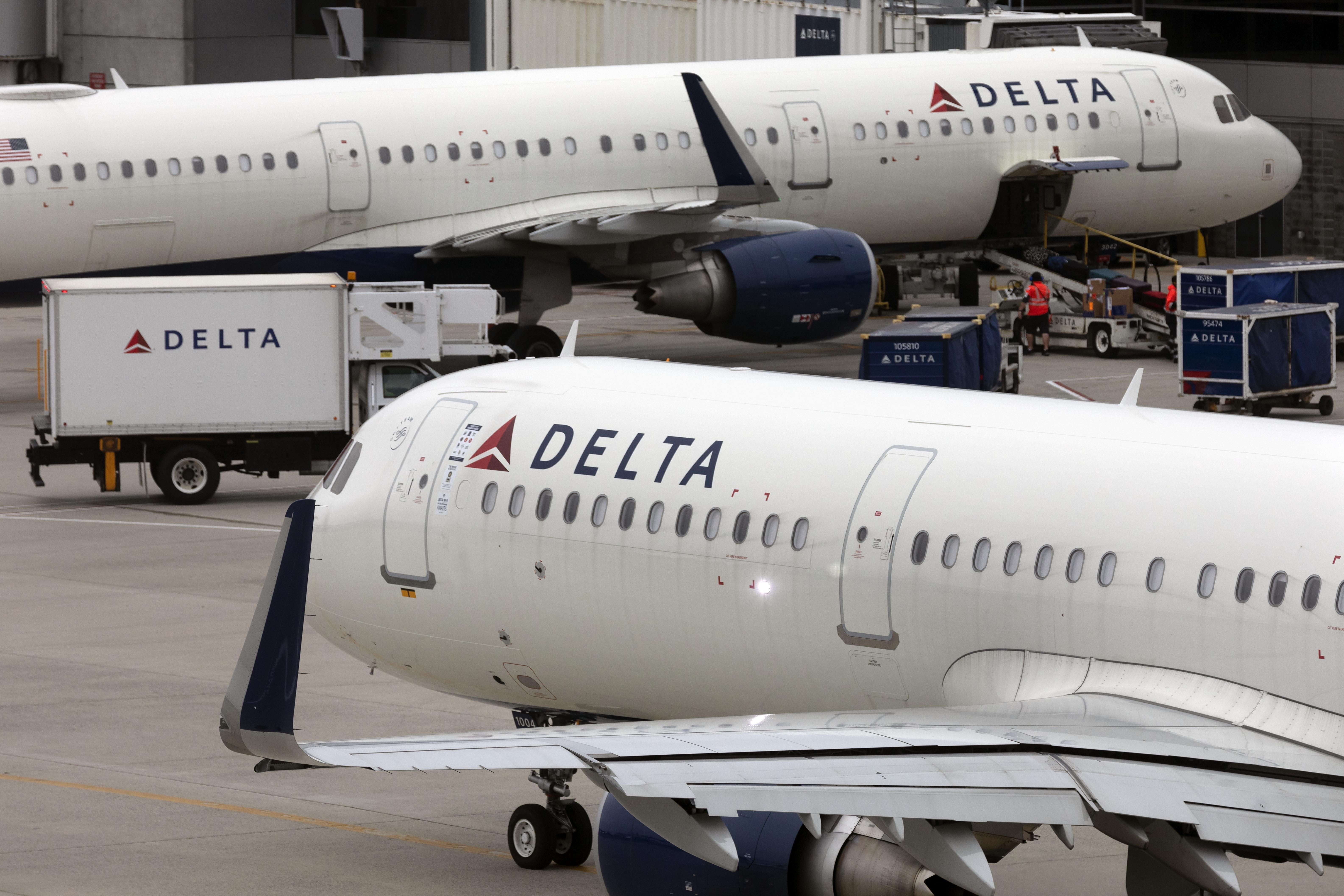 News 12 | Hudson Valley | Delta Jets Have Low Speed Collision On The ...
