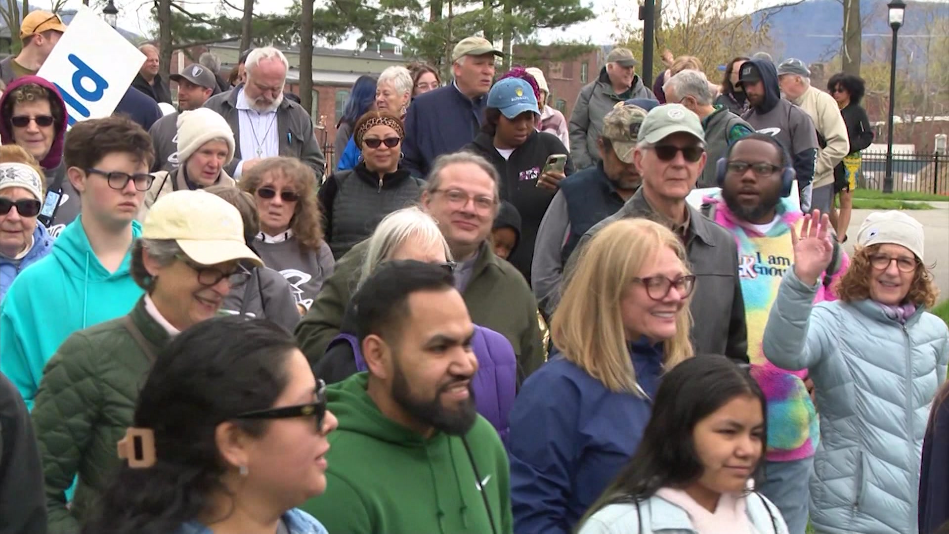 Hundreds rally in Newburgh to support Habitat for Humanity