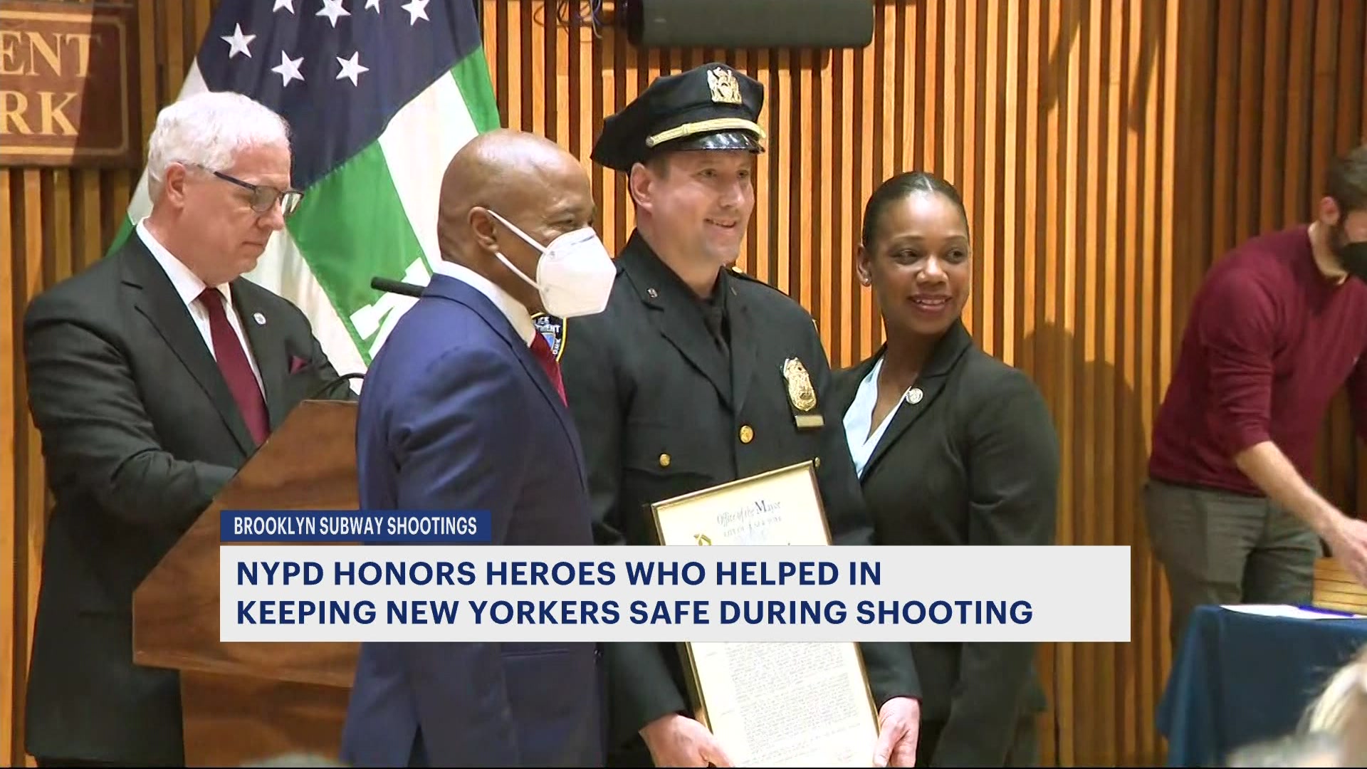 NYPD, mayor recognize officers, civilians who helped in Brooklyn subway ...