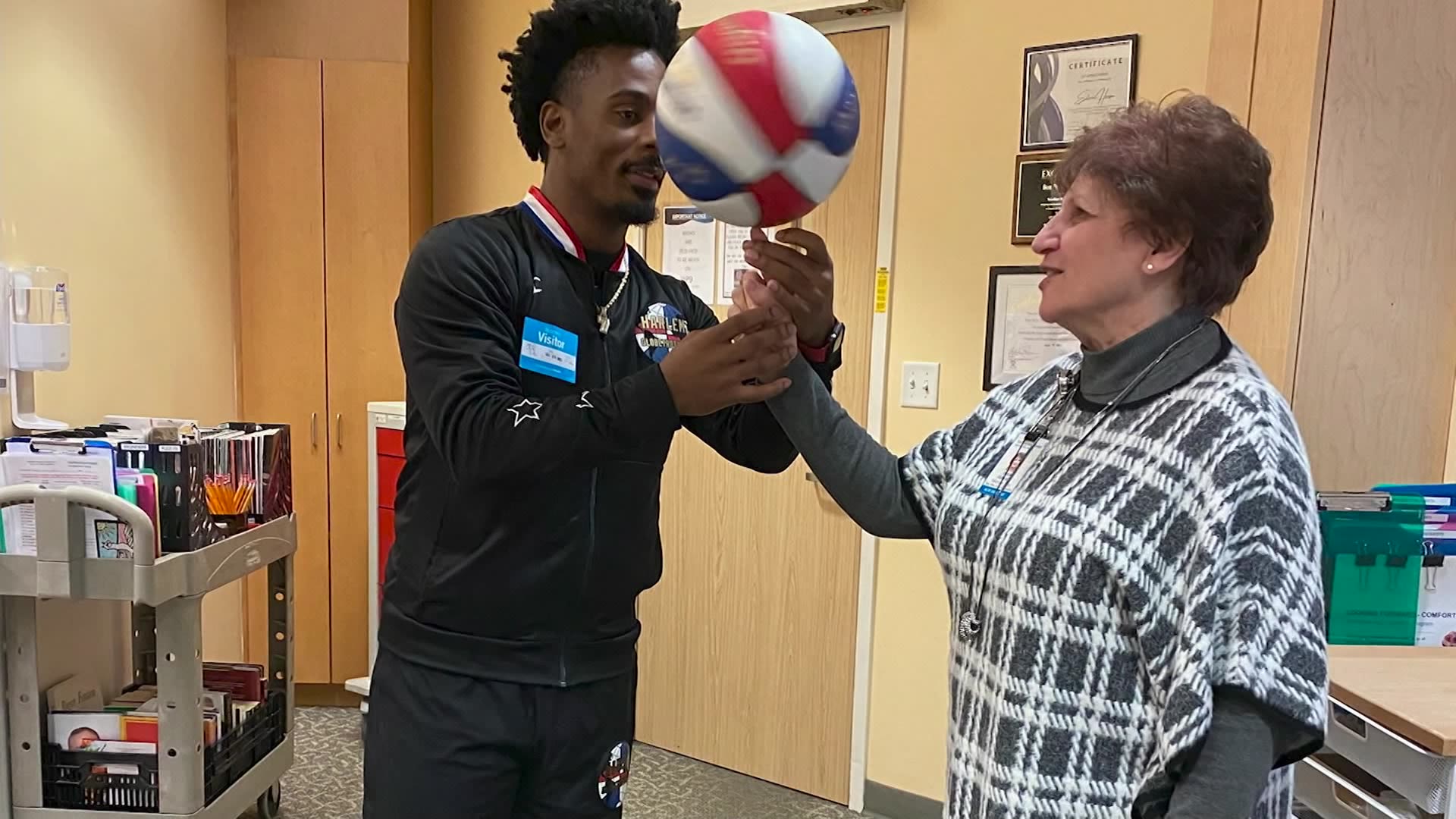 Harlem Globetrotters star Lucius 'Too Tall' Winston visits patients at ...