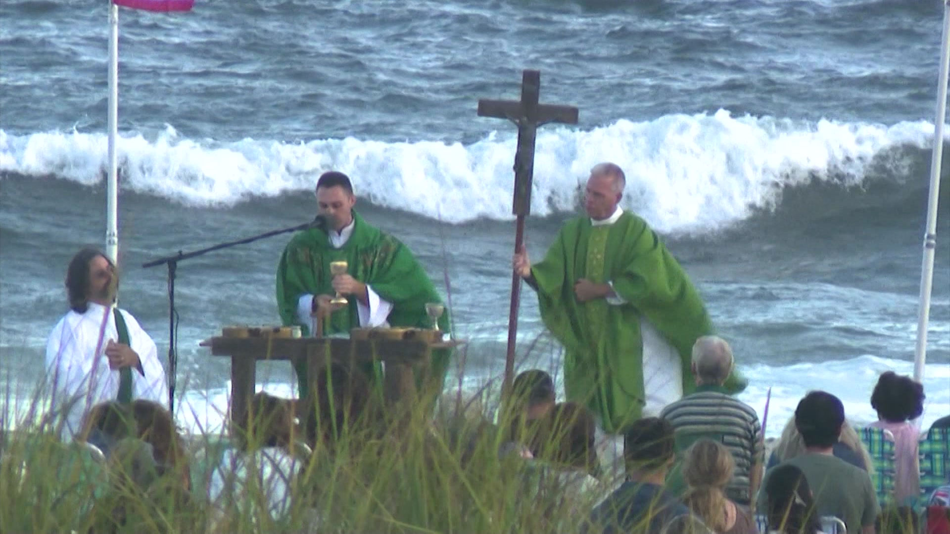 News 12 | Long Island | Beach Catholic dedicates final beach Mass of ...