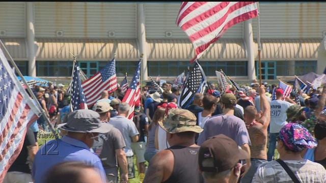 'Back the Blue' rally held at Eisenhower Park to support police officers
