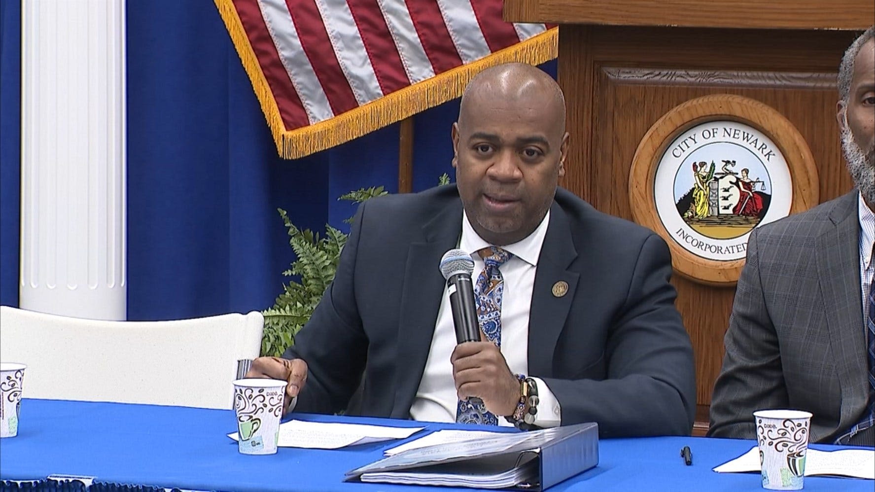 Newark mayor defends actions in city's water crisis