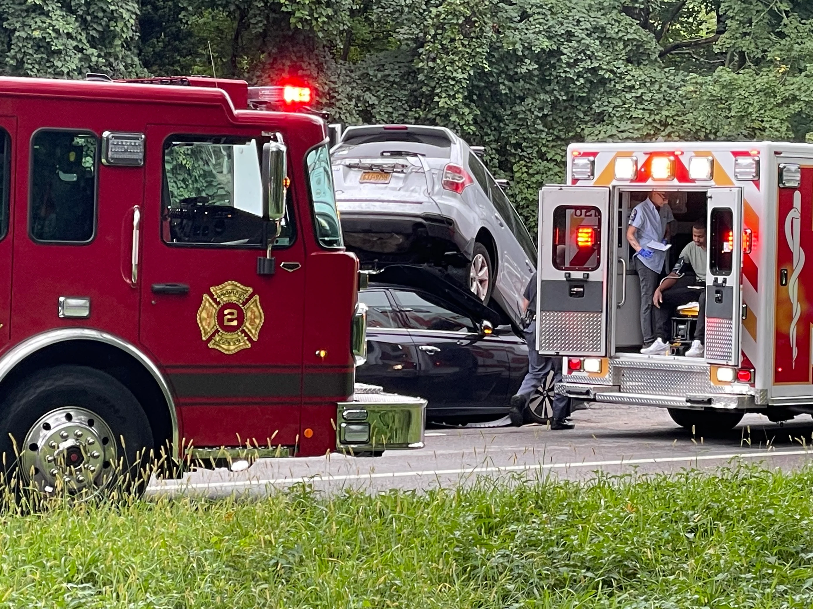 2-car crash temporarily shuts southbound lanes of Saw Mill River ...