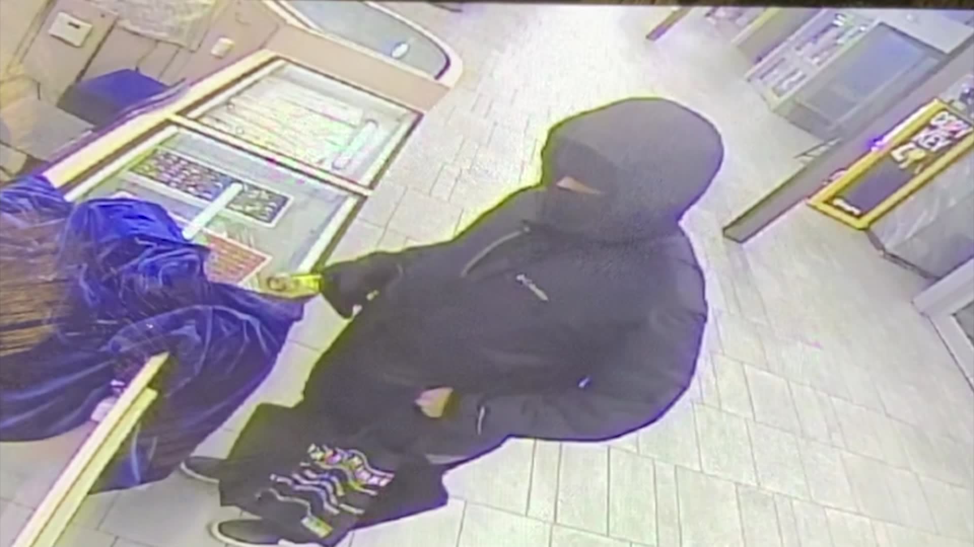 Police: Man stole from Broadway Mall jewelry booth in smash-and-grab ...