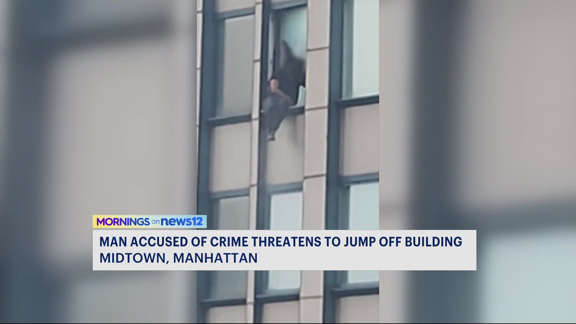 Man accused of wire fraud threatens to jump off building in Midtown