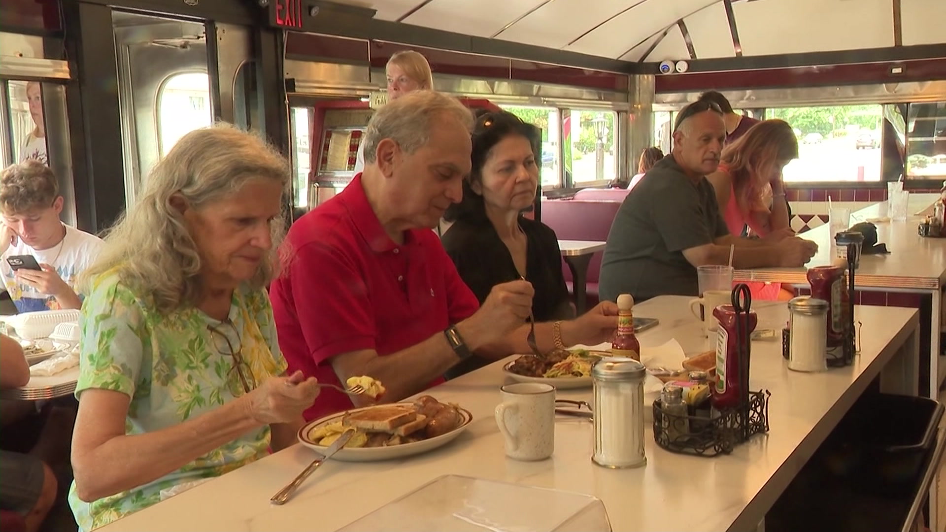 News 12 | New York | Vintage-style diner reopens on Routes 33 and 34 in ...