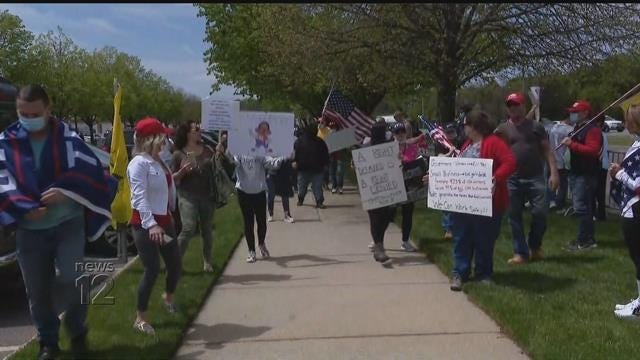 Protesters in Commack confront News 12's Kevin Vesey at reopening rally
