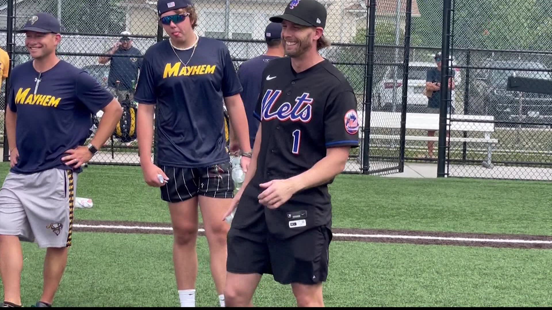 Mets star Jeff McNeil takes some swings with Merrick Mayhem Baseball League