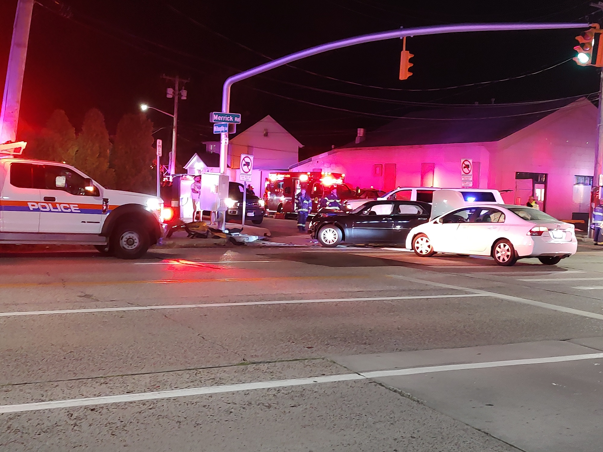 ALERT CENTER: 2 injured in Wantagh car crash