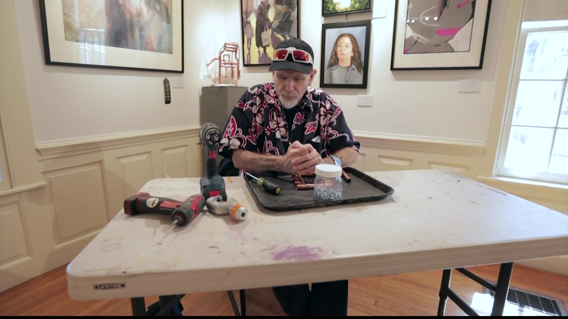 Sculptor who is deaf and blind inspires people through his art