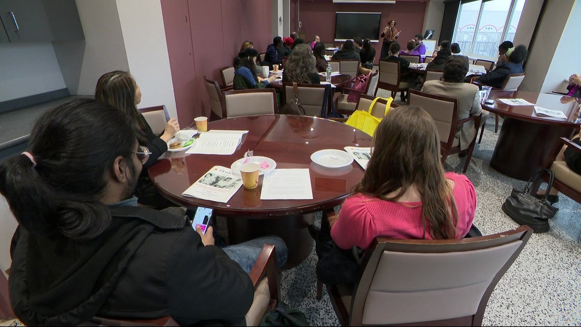 Exploring Aida Cartagena Portalatin's impact on Dominican women's poetry