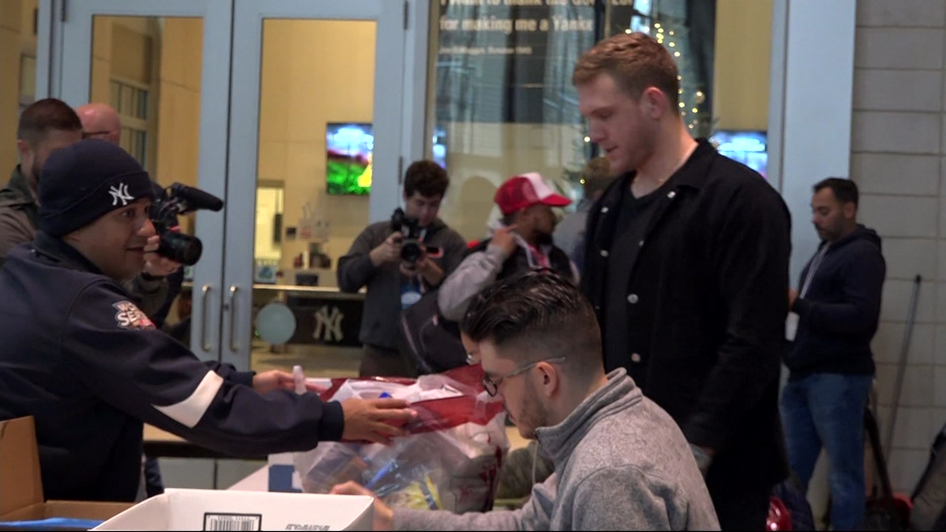 News 12 | Bronx | Fans Pour Into Yankee Stadium On Rainy Day To Donate Food