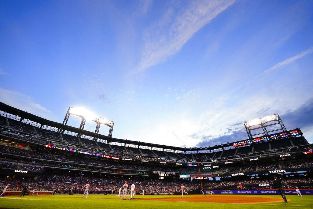 News 12 | Brooklyn | Fried Chicken Sandwich With Doughnut Buns Mets ...