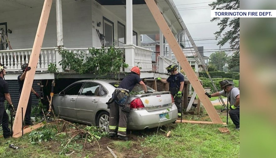 News 12 | Hudson Valley | Police Car Crashes Into Torrington Home