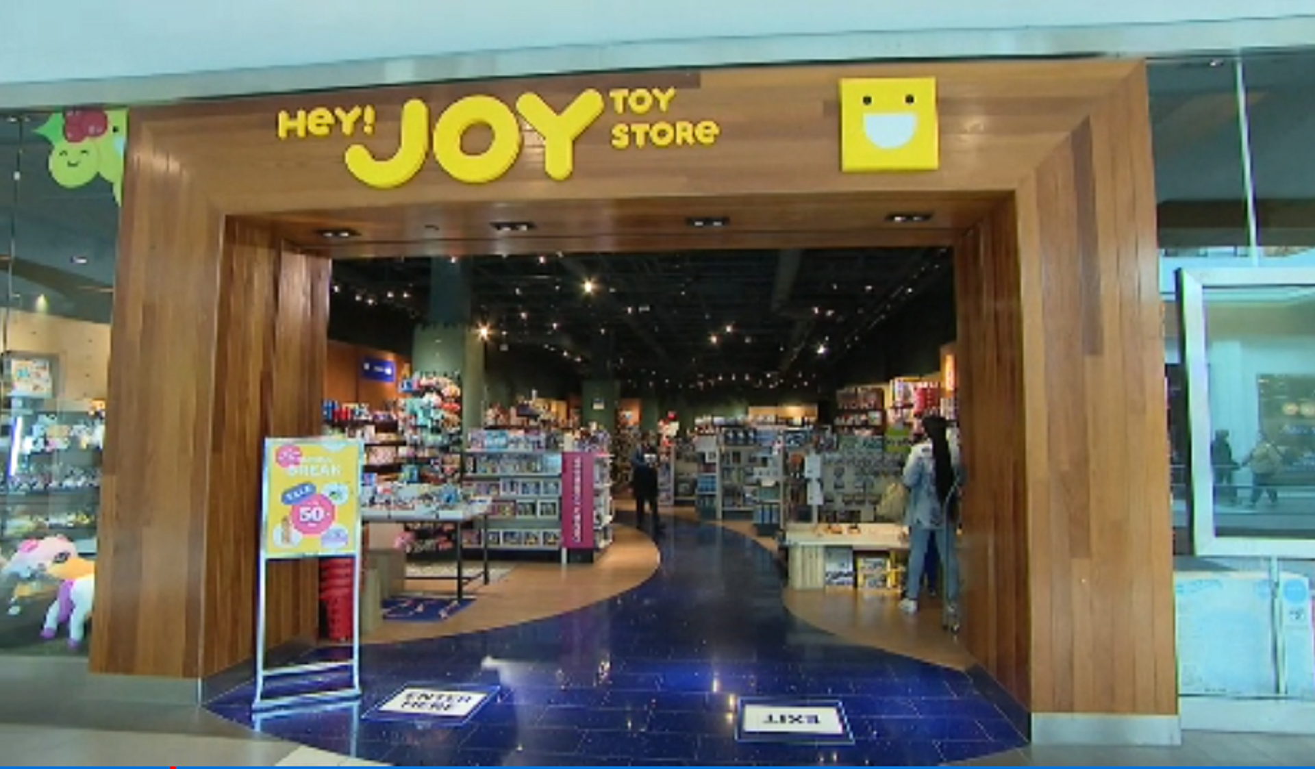 Hey! Joy Toy Store in Roosevelt Field raises money to support Ukrainian ...