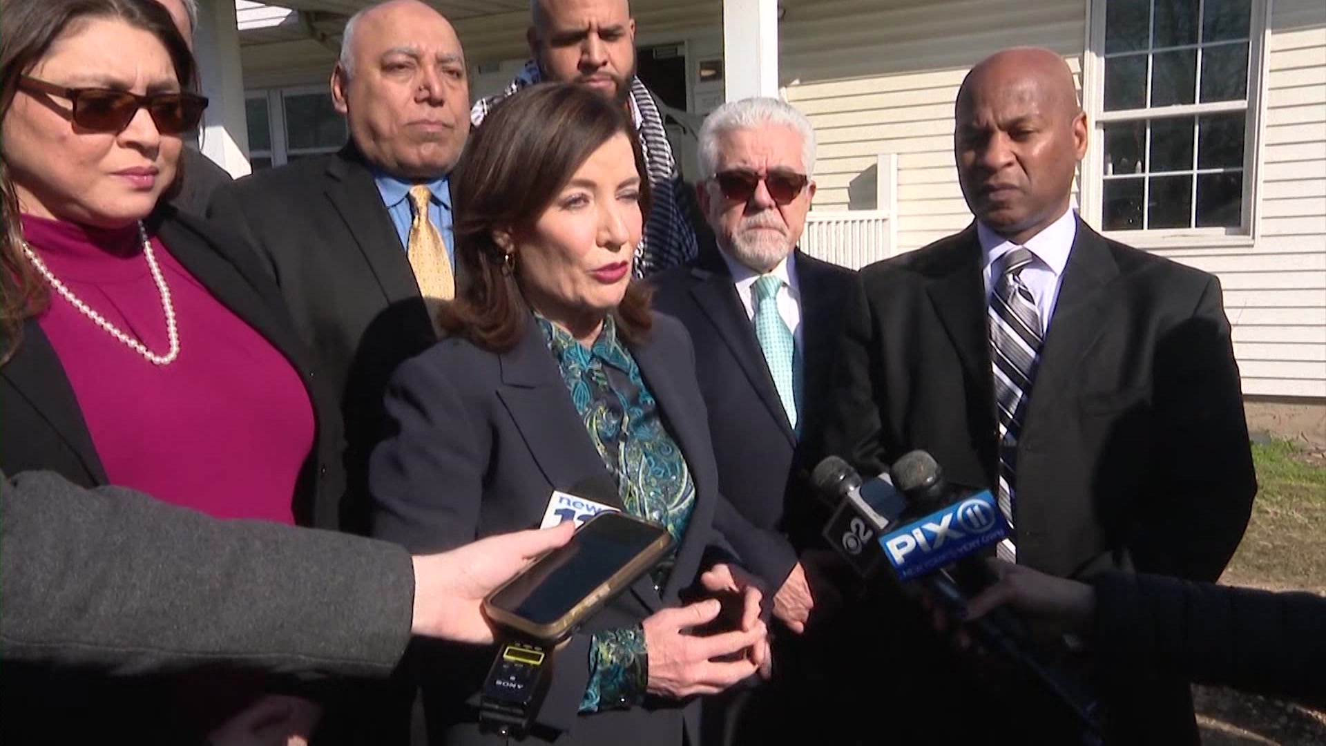 Gov. Hochul visits Melville mosque where angry outburst occurred